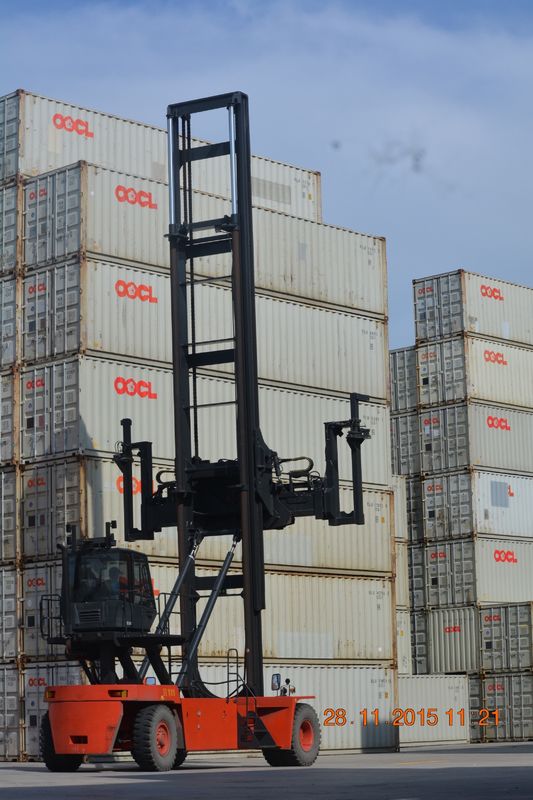 Red Empty Container Handler With CUMMINS QSM11-330 Engine / ISO 20-40 ...