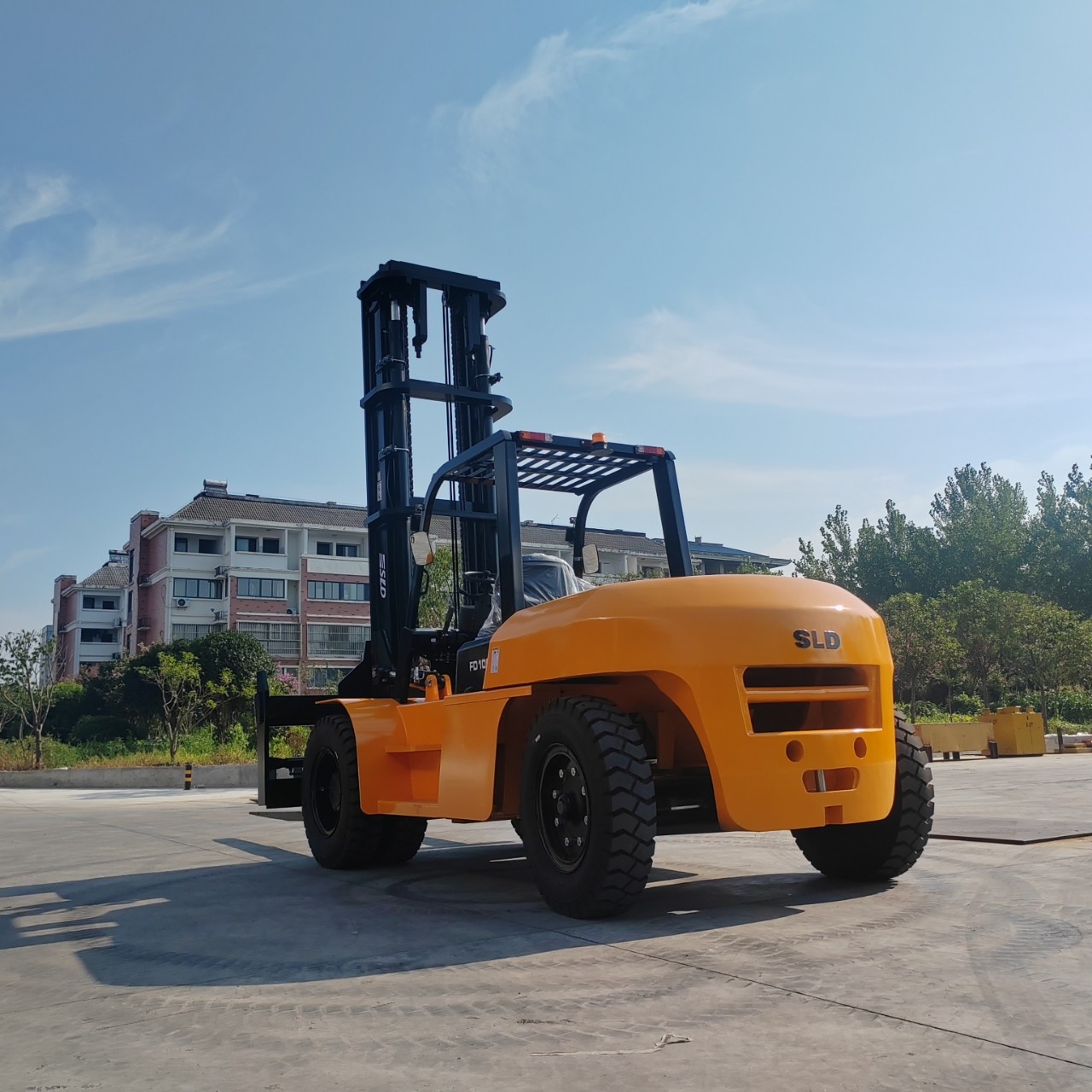 15-Ton Heavy-Duty Forklift with 600mm Load Center & 1800mm Forks
